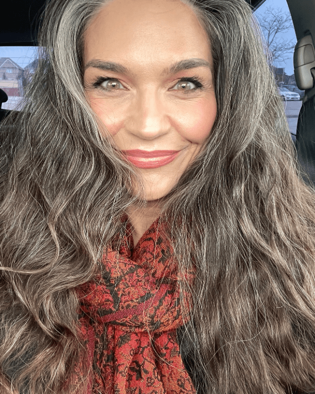 16 Curls In Gray That Totally Glow - Inspiring Hairstyles