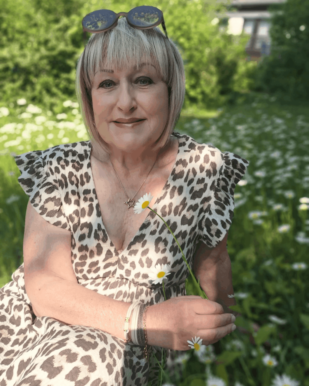 15 Short Hairstyles That Flatter Older Women Beautifully